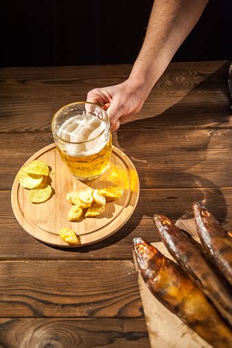 맥주와 뜨거운 훈제 생선 클로즈업 맥주 유리 맥주와 감자 칩 어두운 배경에 크래커와 복사 공간 맥주 머그잔 0명에 대한 스톡
