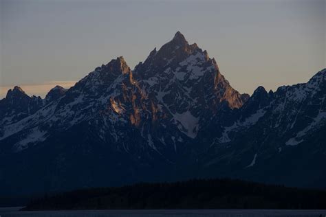 강 경치 경치가 좋은 고요한 골짜기 광야 구름 그림 같은 깨끗한 눈 눈 덮인 산 눈이 내리는 맑은 물 모험 바위로 된 바위투성이의 반사 빙하