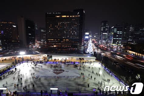 서울광장 스케이트장에서 씽씽 뉴스1