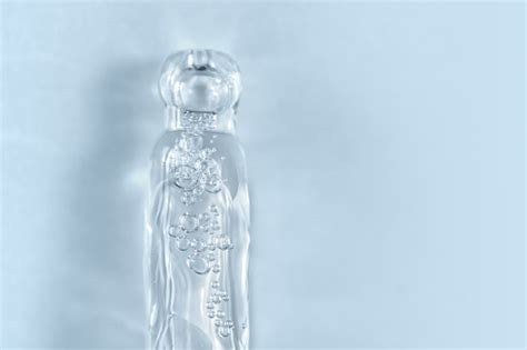 블루 흑백 배경에 유체 히알루론산이 있는 파이펫 화장품 및 헬스케어 컨셉 클로즈업 건강관리와 의술에 대한 스톡 사진 및 기타