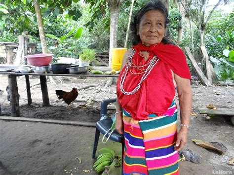 La MUJER Tsáchila en cambio aún utiliza el tunán como prenda