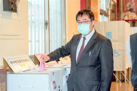 赖清德返回台南市安平投票 黄伟哲陪同