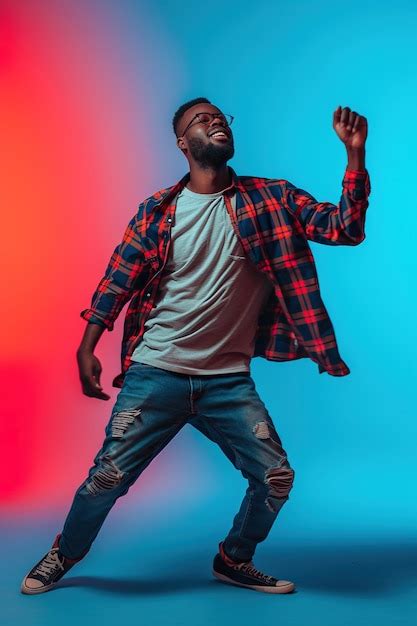 Un Joven Bailando Su Canci N Favorita Foto Premium