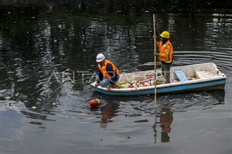 Sedimentasi Banjir Kanal Barat Antara Foto