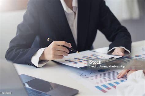 계획 그래프 및 차트를 분석하고 회사 성과 대차 대조표 재무 제표 손익 계산서 및 적자를 계산하기 위해 비즈니스 회의 그룹을 닫습니다 2명에 대한 스톡 사진 및 기타 이미지