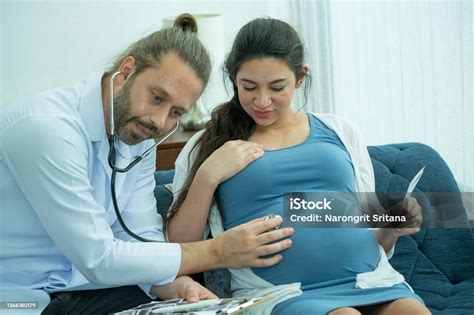 의사는 임신 한 여성의 뱃속에 아기의 소리를 듣고 스테트 로코프를 사용하여 집에서 거실에 앉아있습니다 임산부를 위한 메디케어의 개념과 좋은 건강을 지원합니다 2명에 대한
