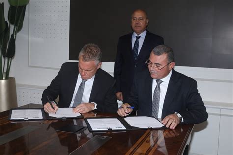 بحضور وزير النقل توقيع عقد تأجير العبارة الرياض للعمل بين جيزان