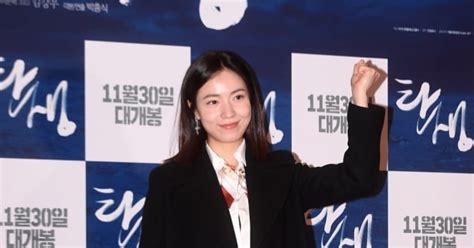 포토 류화영 코트 아래 숨겨진 각선미