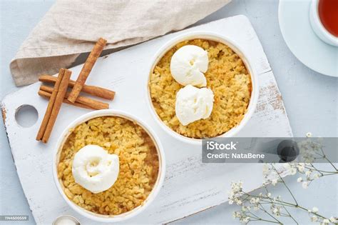 애플 아이스크림 Streusel 꽃으로 무너질 평면도 클로즈업 계피에 대한 스톡 사진 및 기타 이미지 계피 사과 오븐에