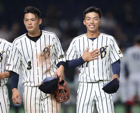 ＜上武大・沸教大＞沸大に勝利し、スタンドのメンバーにあいさつをする荒巻（左）と井出（撮影・五島 佑一郎） スポニチ Sponichi
