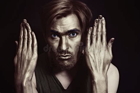 Hombres De Ojos Azules Atractivos Jovenes Con Maquillaje Del Oro Imagen De Archivo Imagen De