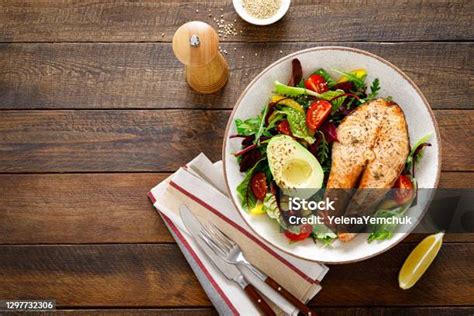 연어 생선 스테이크 구이 아보카도 신선한 야채 샐러드 토마토 피망 잎이 많은 채소 위쪽 보기 0명에 대한 스톡 사진 및 기타 이미지 Istock
