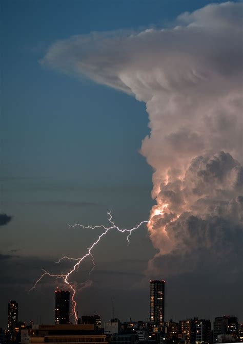 A Striking Photo Of An Enormous Cumulonimbus Cloud Over Tokyo By