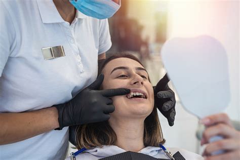 젊은 여성 치과 의사가 치과 진료소에서 여자 환자의 치과 검사를하고 있습니다 20 29세에 대한 스톡 사진 및 기타 이미지 20 29세 2명 건강관리와 의술 Istock