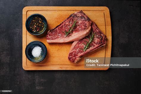 나무 판에 원시 건조 숙성 쇠고기 스테이크 원시 등심 스테이크 미식가에 대한 스톡 사진 및 기타 이미지 미식가 정육점 주인 노화 Istock