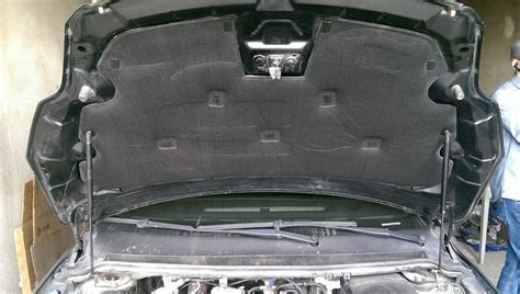 Штатная шумоизоляция капота — Ford Focus Hatchback, 2.0 л., 2008 года ...