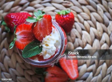 항아리에 집에서 만든 딸기 치즈 케이크의 클로즈업 평면도 0명에 대한 스톡 사진 및 기타 이미지 0명 건강한 생활방식 과일 Istock
