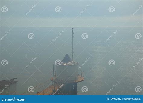 Утро туманное летом с дождем и красивого и глубокого озера байкал