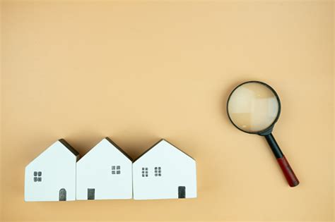 돋보기와 목조 주택 집 검색 개념 홈 평가 재산 평가 건설에 대한 위치의 선택 주택 아파트를 검색합니다 부동산 감정인 서비스 0