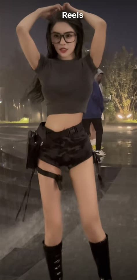 Whats The Name Of This Female Wearing Glasses 1499063 ›