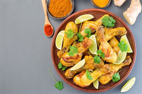 그릭 요거트와 향신료로 절인 인도 치킨 탄두리 라임 웨지와 실란트로 수평 탑 뷰 카피 스페이스 Tandoori에 대한 스톡 사진