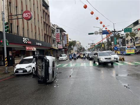 【有片】變換車道閃避不及 自小客貨車遭撞翻後窗全碎 Beanfun