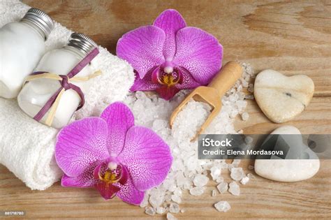 심 혼의 형태로 돌 스파 흰색 수건 바다 소금 나무 주걱 밝은 난초 꽃 세트 건강관리와 의술에 대한 스톡 사진 및 기타 이미지 건강관리와 의술 견갑골 꽃 식물