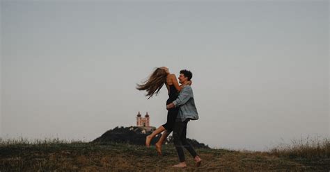 시골의 황혼에 자연 속에서 산책하는 젊은 부부의 측면 모습 포옹하는 재미 사진 Unsplash의 자연 이미지