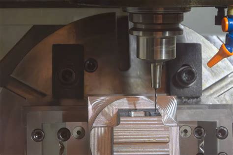3 轴 Cnc 加工中心：功率、精度和优势指南 华宇