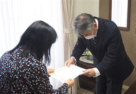 定年退職者辞令交付式／対象職員の労をねぎらうとともに感謝を込め、小松理事長から辞令 社会福祉法人 北九州市手をつなぐ育成会