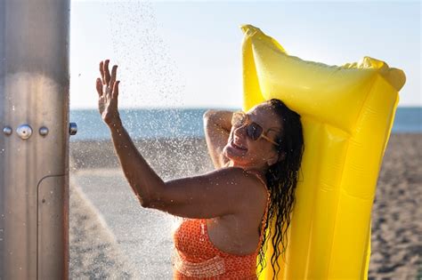 Retrato De Mulher Tomando Banho Na Praia Foto Grátis