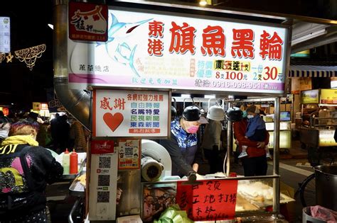 【台北龍山寺站美食】東港旗魚黑輪：廣州街艋舺夜市現做現炸旗魚漿黑輪，每次經過都想來一份，萬華著名排隊銅板美食 5561 貓大爺