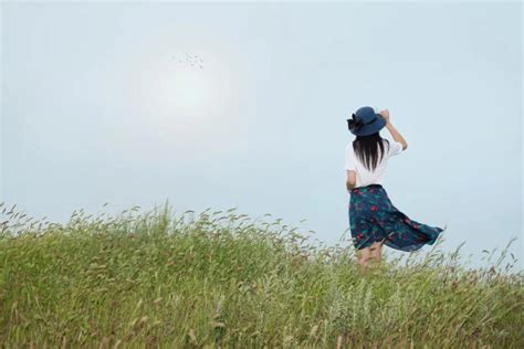 罗翔：比贫困还可怕的就是，下班后无聊，没有聚餐，没有惊喜，也没有人等你回家，过着没有期待的日子，只是活着而已