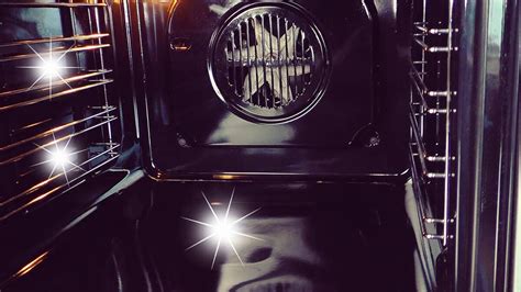 Теперь благодаря народному средству моя духовка сверкает как новая показываю как отмываю