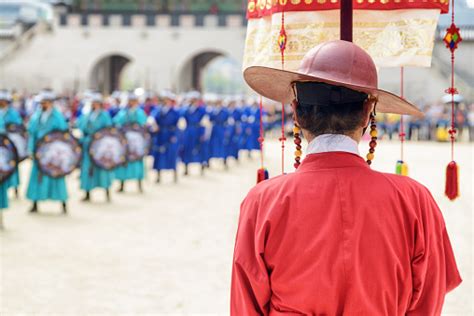 로얄 가드 입고 경복궁에서 Jeonbok의 후면 모습 Performing Arts Event에 대한 스톡 사진 및 기타 이미지