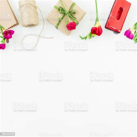 붉은 꽃 패턴 와인 및 선물 상자 흰색 배경에 고립 평면 위치 최고 볼 수 있습니다 0명에 대한 스톡 사진 및 기타 이미지 0명 2월 4월 Istock