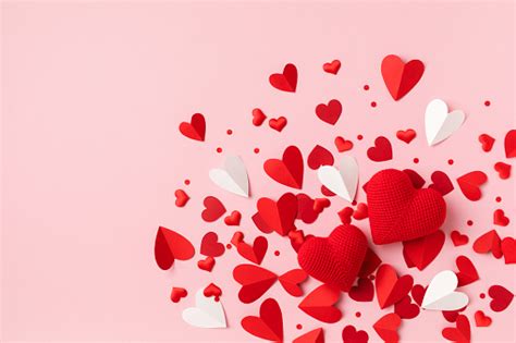 세인트 발렌타인 데이 휴일 배경 와 뜨개질 와 종이 빨간 하트 사랑 로맨틱한 메시지 수제 장식의 구성 0명에 대한 스톡 사진 및