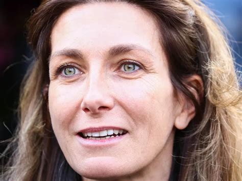 Anne Claire Coudray sans soutien gorge au JT de TF ans après la séquence refait surface