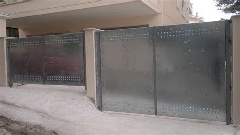 Ανοιγόμενες πόρτες και κάγκελα περίφραξης στη Νέα Ερυ