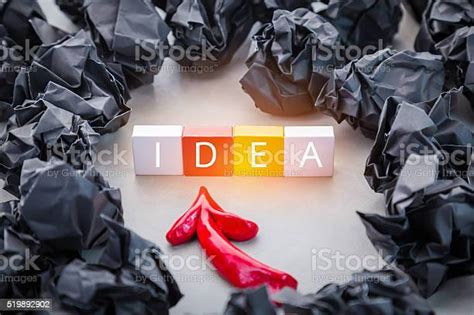 블랙힐스 구겨진 종이 볼 및 빨간색 화살표 플라스틱 블록 0명에 대한 스톡 사진 및 기타 이미지 0명 결심 계획 Istock