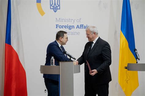 Україна скликає засідання Ради Україна НАТО через удар РФ новою ракетою