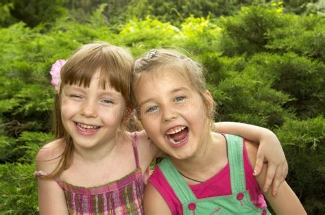 Deux Petites Filles Photo Stock Image Du Soeurs Jardin 15207820
