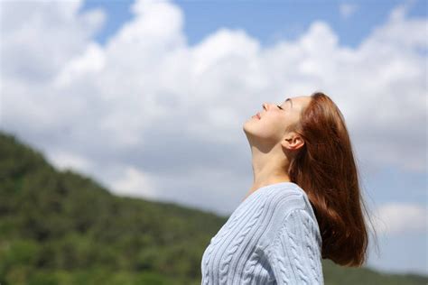资源管理器中女人呼吸新鲜的空气在冬天在一图片 包图网企业站