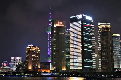 夜間的城市建築 · 免費圖庫相片