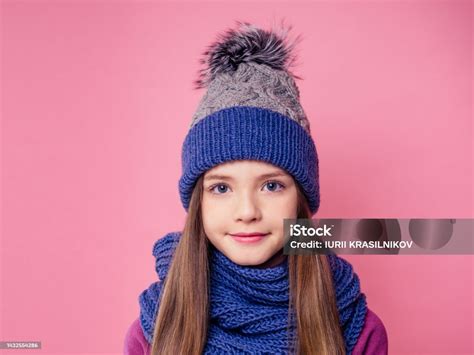 스튜디오의 분홍색 배경에 따뜻한 니트 컬러 모자를 쓴 귀여운 어린 소녀 어린이 겨울 옷 아이에 대한 스톡 사진 및 기타 이미지 아이 방한 의류 스튜디오 촬영 Istock