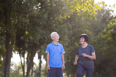 아시아 중국 활성 노인 과 아내 조깅 나란히 에 아침에 공공 공원 노인에 대한 스톡 사진 및 기타 이미지 노인 커플
