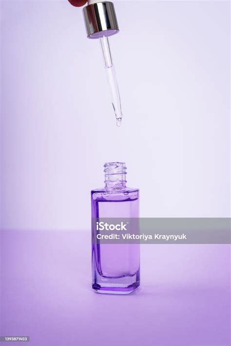 보라색 배경에 피펫이있는 화장품 세럼 병 트렌디 한 셀프 케어 제품 정면보기 0명에 대한 스톡 사진 및 기타 이미지 0명