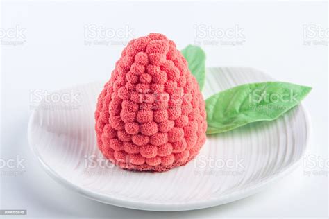 케이크는 흰색 바탕에 녹색 잎을 가진 나무 딸기 처럼 꾸며져 있습니다 컨셉 디자인 디저트 요리법에 대한 스톡 사진 및 기타