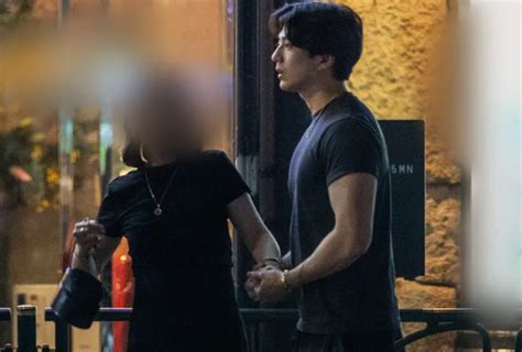 新田真剑佑夫妻甜蜜出街，新婚妻子小腹微隆，预计今夏赴海外产子沪江日语学习网