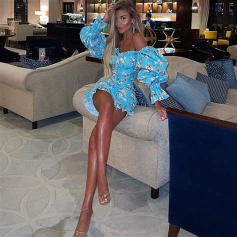 Robe Moulante Courte Fleurie Miss Fleurie